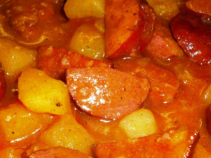 TRIO-buřt-brambor guláš - TopRecepty.cz