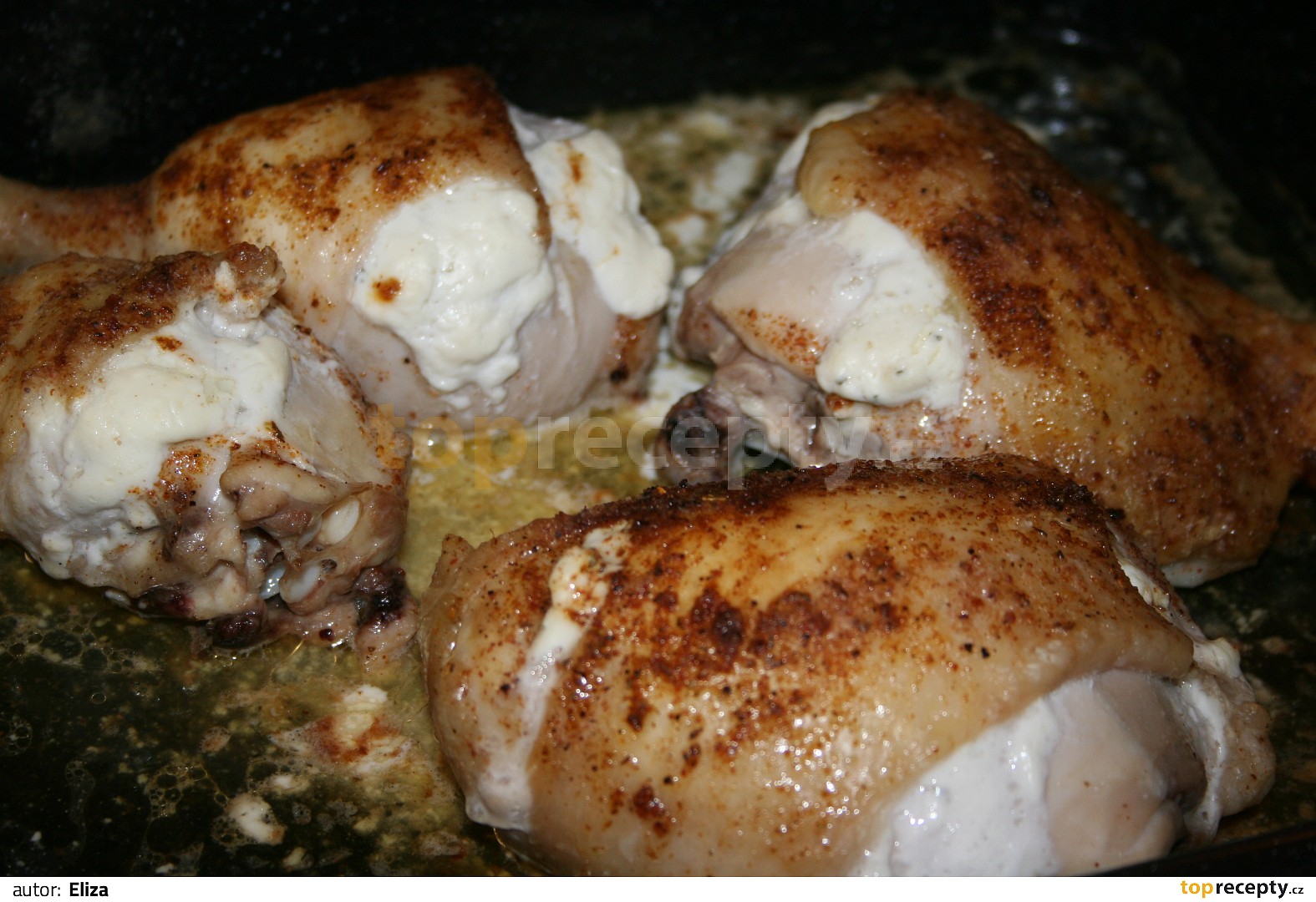 Kuře pečené se sýrem a novými bramborami recept - TopRecepty.cz