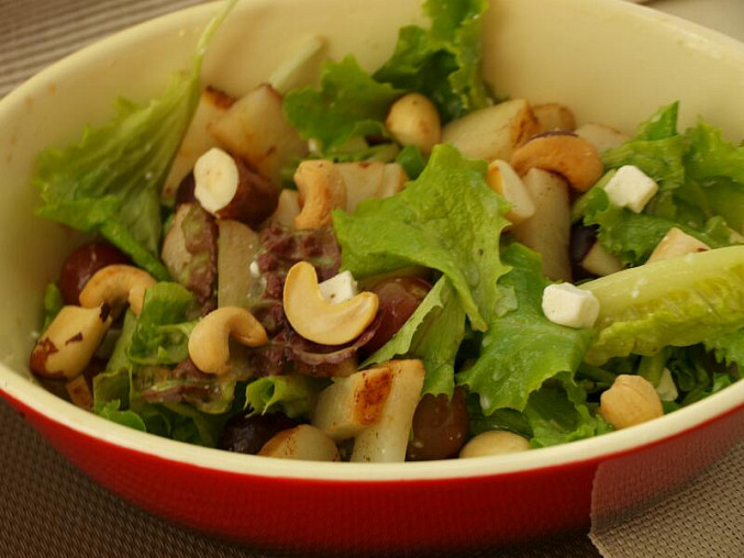 Listový salát s pečenou hruškou - TopRecepty.cz