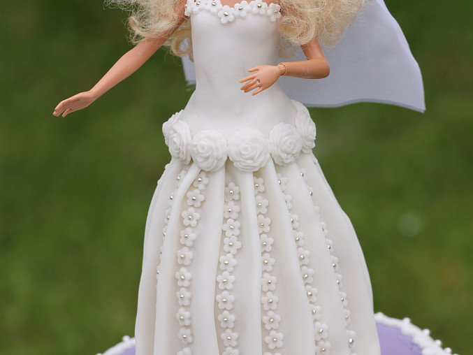 Nevěsta Barbie - dort k 6. narozeninám - TopRecepty.cz