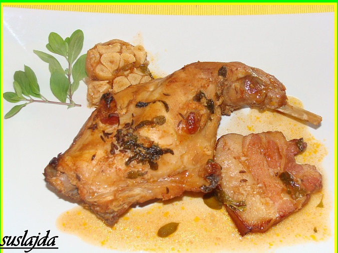 Pečený králík na česneku, víně a čerstvé majoránce - TopRecepty.cz