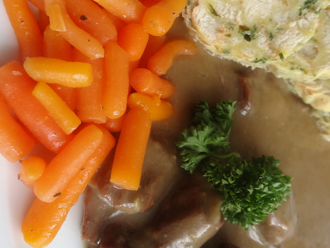 Hovězí kostky na česneku s baby karotkou - TopRecepty.cz