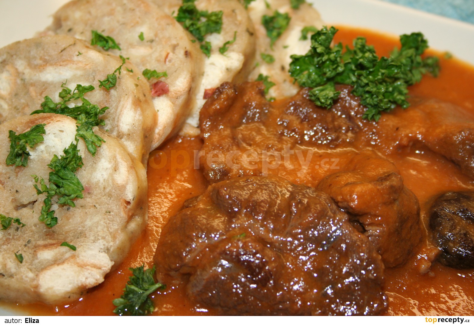 Dančí guláš se švestkami v perníkové omáčce podle Stezek dědictví ...
