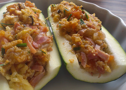 Plněná cuketa s kuskusem, zeleninou a šunkou posypaná sýrem recept ...