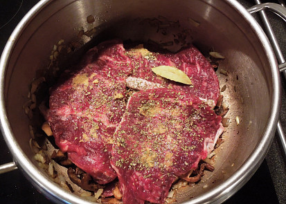 Hovězí na houbách recept - TopRecepty.cz