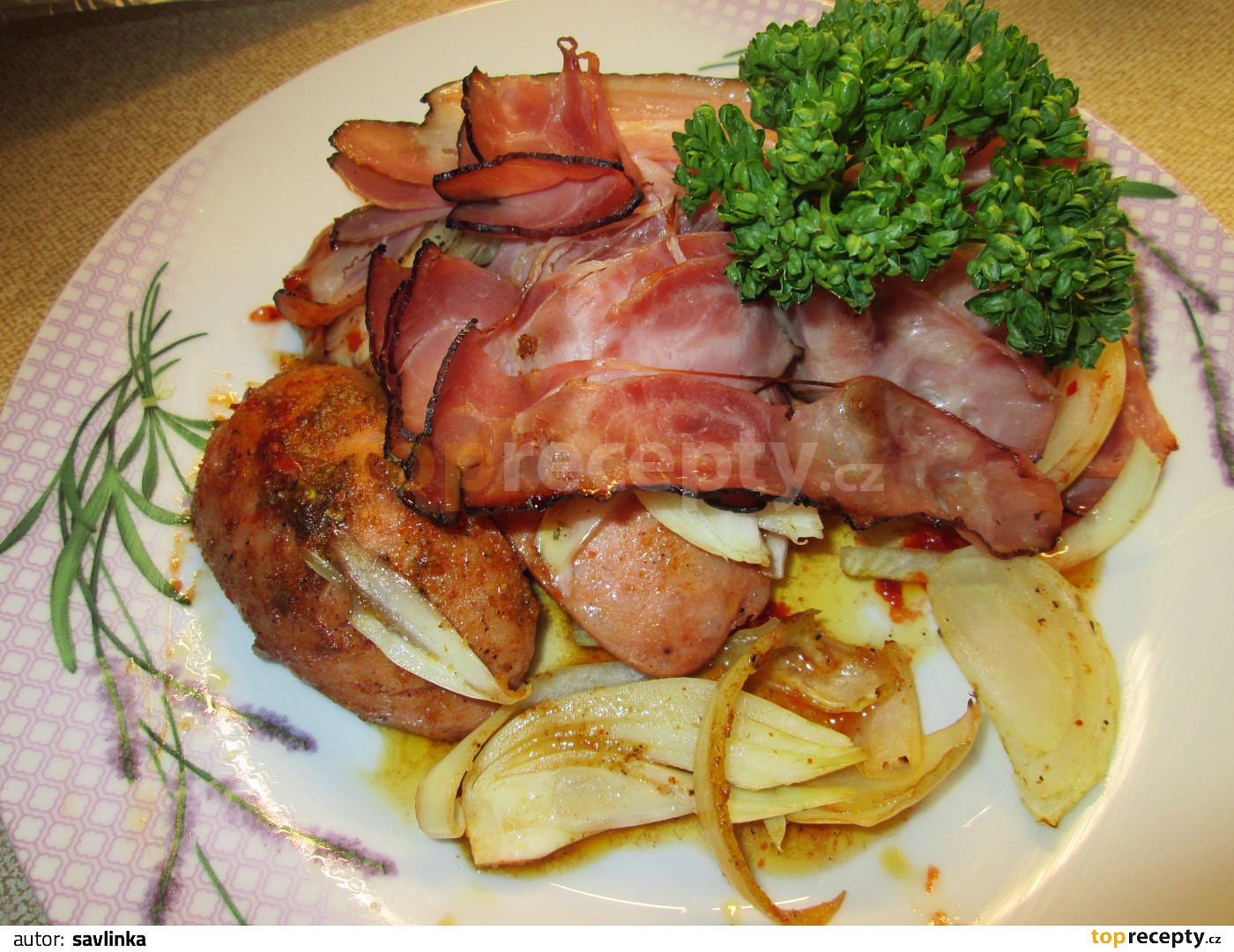 Zapečené špekáčky s brambory a anglickou slaninou recept - TopRecepty.cz