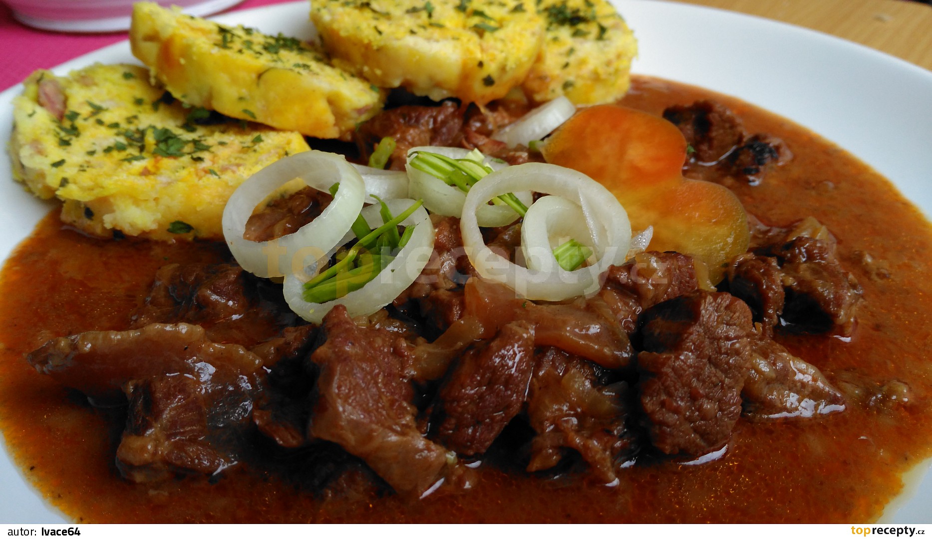 Klasický Hovězí Guláš Recept | Jednoduchý, ale poctivý hovězí guláš ...