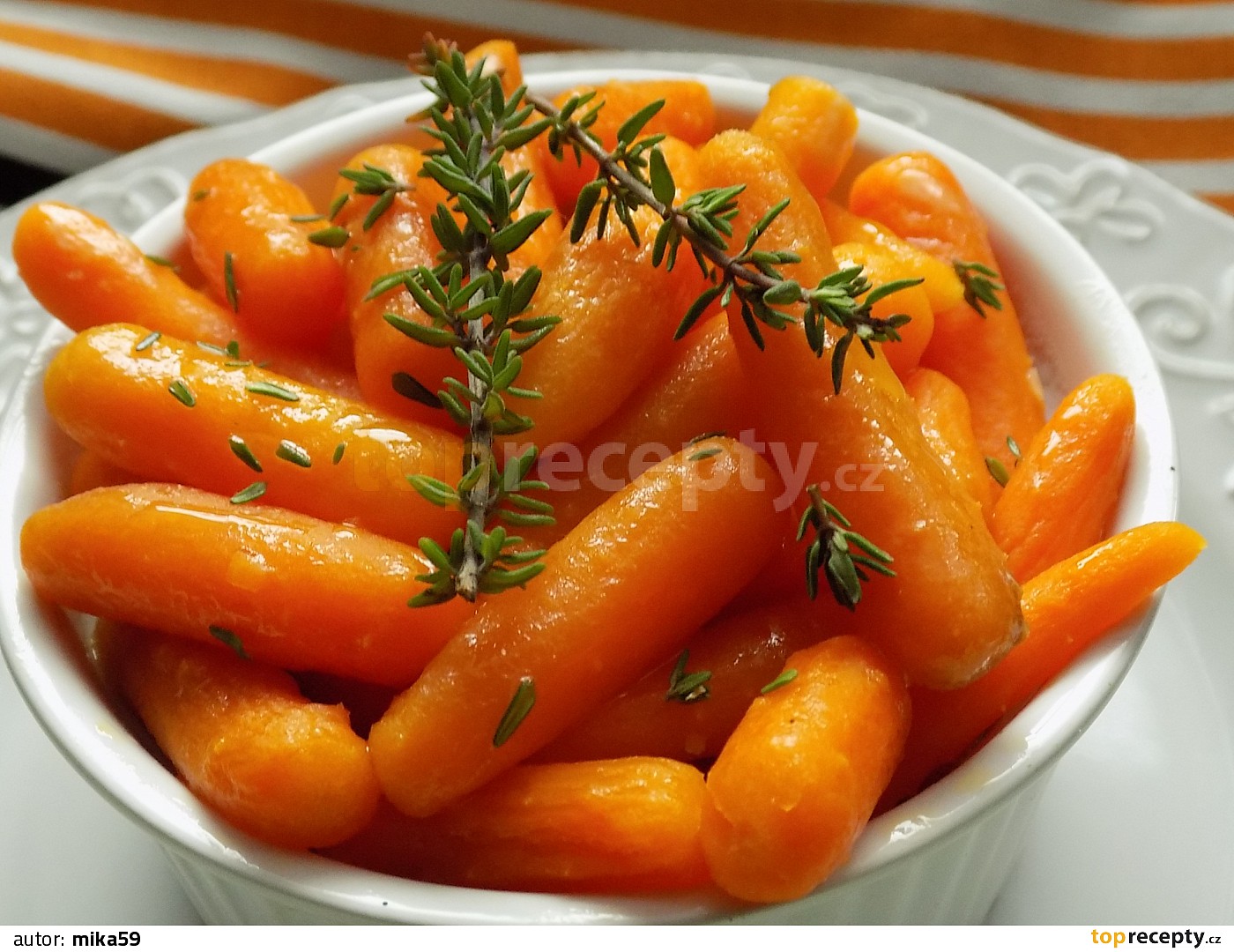 Glazovaná baby karotka s tymiánem recept - TopRecepty.cz