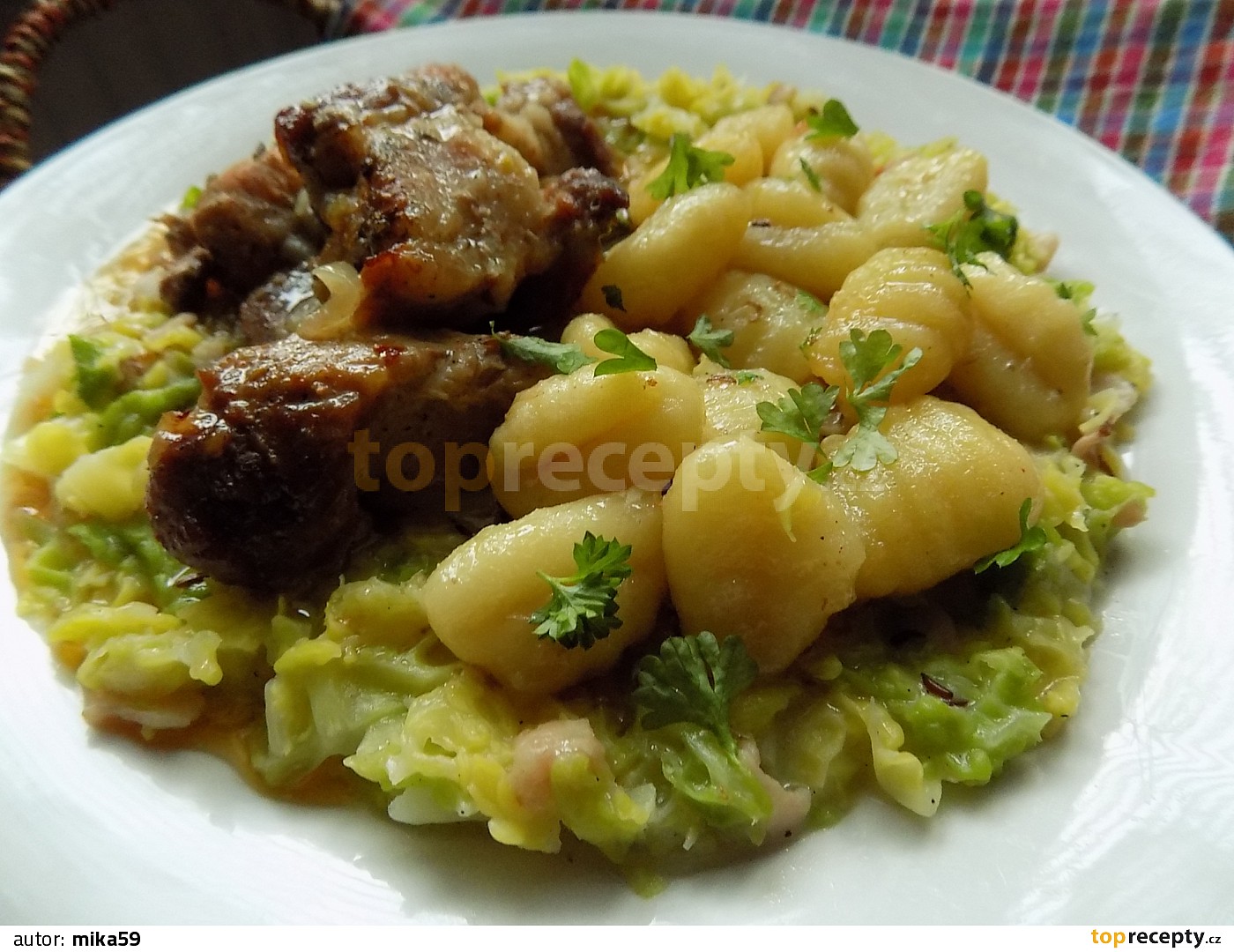 Moravský vrabec se slaninovou kapustou a nočky - TopRecepty.cz