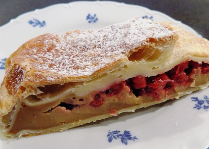 Závin s rybízem na tvarohu - TopRecepty.cz