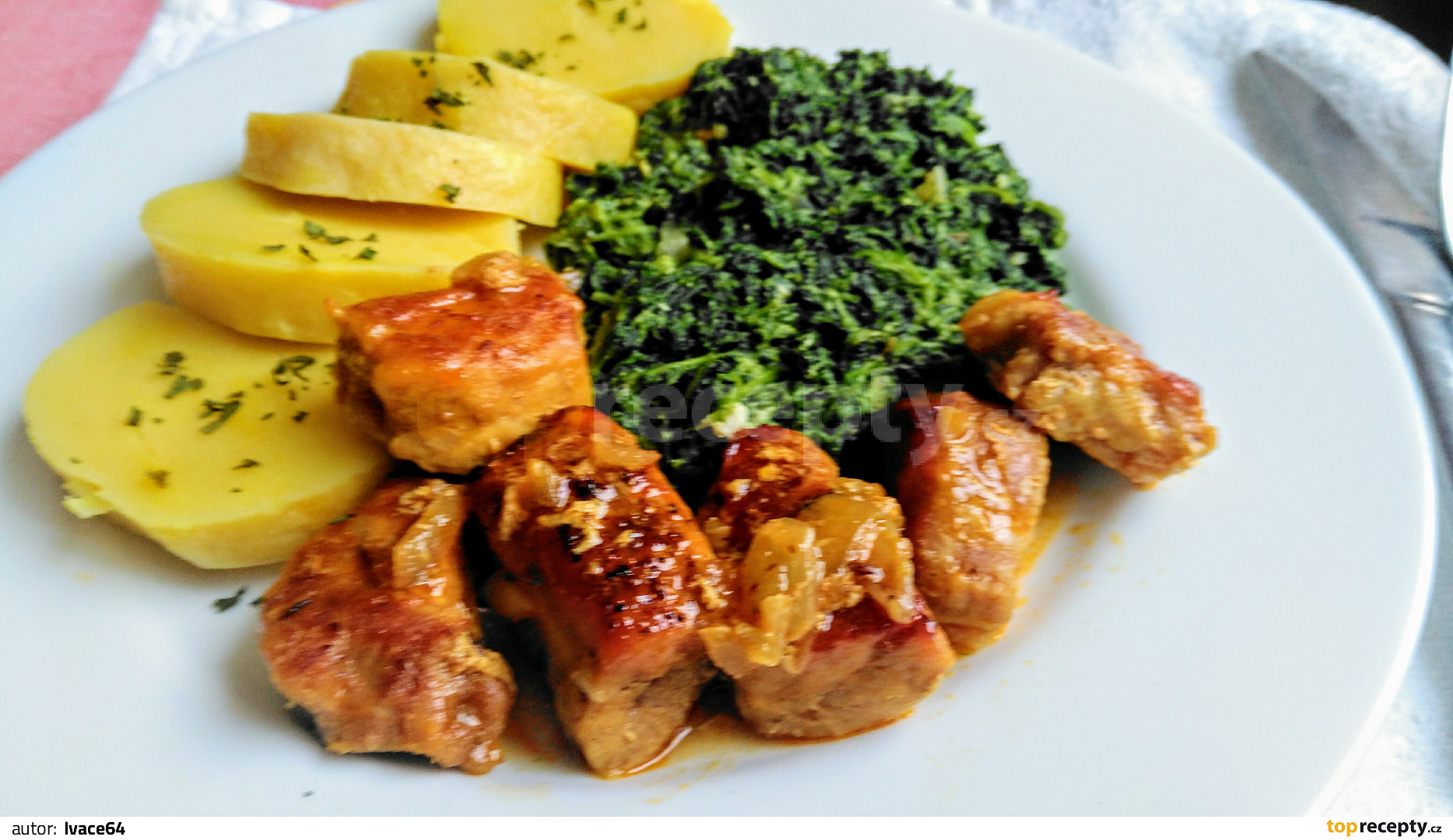 Moravský vrabec se smetanovým listovým špenátem a knedlíkem - TopRecepty.cz