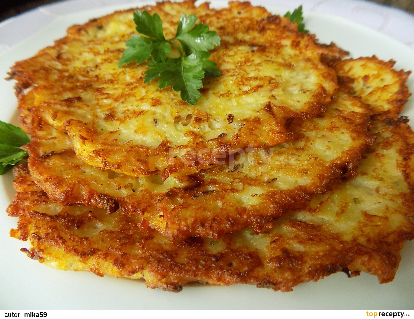 Bramboráky se smaženou cibulí a brynzou - TopRecepty.cz