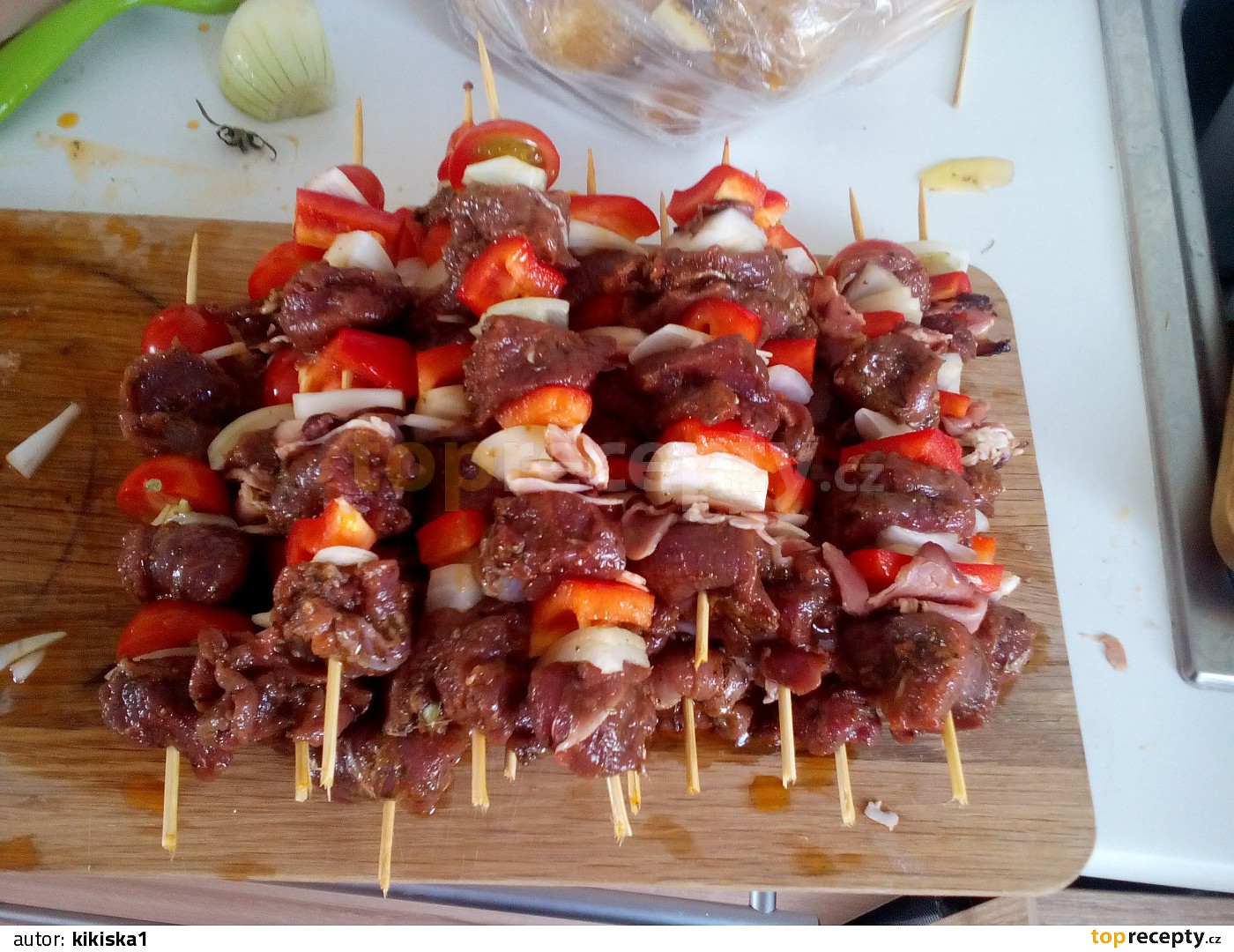 Kančí špízy se šípkovou omáčkou - TopRecepty.cz