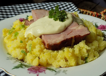 Šťouchané brambory s uzeným masem a "voňavou" čepicí recept - TopRecepty.cz
