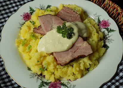 Šťouchané brambory s uzeným masem a "voňavou" čepicí recept - TopRecepty.cz