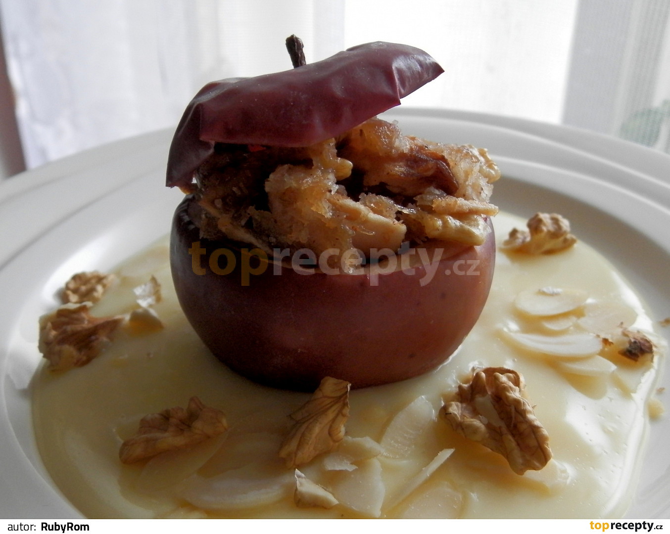 Pečená jablka s ořechy recept - TopRecepty.cz
