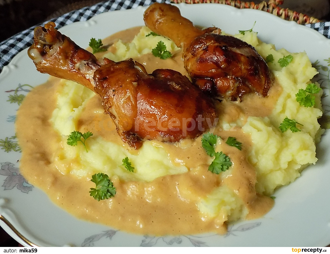 Uzené kuřecí paličky, pečené na cibuli recept - TopRecepty.cz
