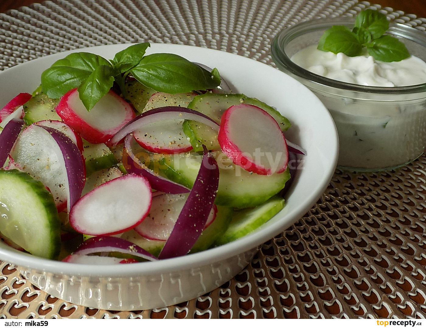 Okurkový salát se smetanovou zálivkou a bazalkou recept - TopRecepty.cz