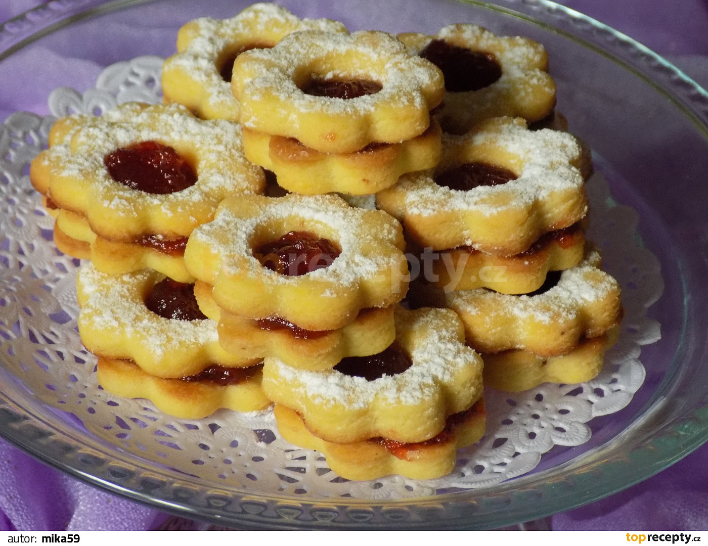 Křehké linecké z vařených žloutků recept - TopRecepty.cz