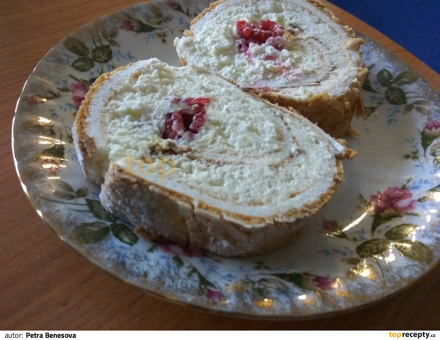 Šlehačková roláda bez mouky s malinami recept - TopRecepty.cz