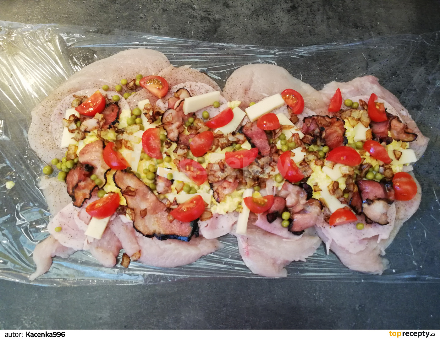 Kuřecí plněná roláda s opečenou slaninou recept - TopRecepty.cz