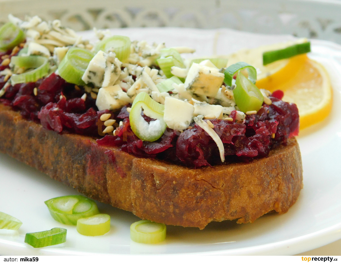 Topinka s červenou řepou - TopRecepty.cz