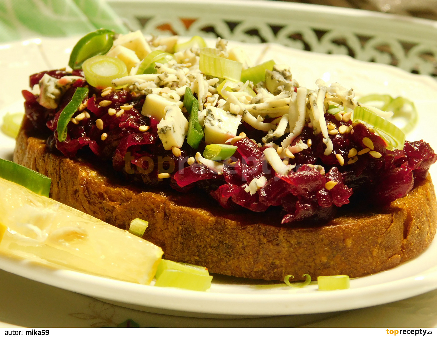 Topinka s červenou řepou - TopRecepty.cz