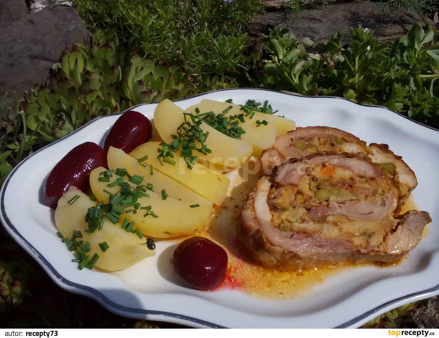 Kuřecí roláda s žemlovou nádivkou recept - TopRecepty.cz