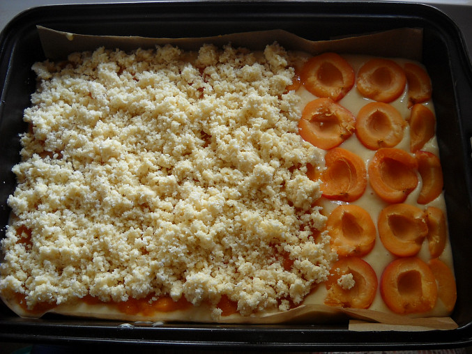 Meruňkový koláč s marcipánovou nebo kokosovou drobenkou - TopRecepty.cz