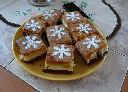 Tříbarevné tvarohové řezy recept - TopRecepty.cz