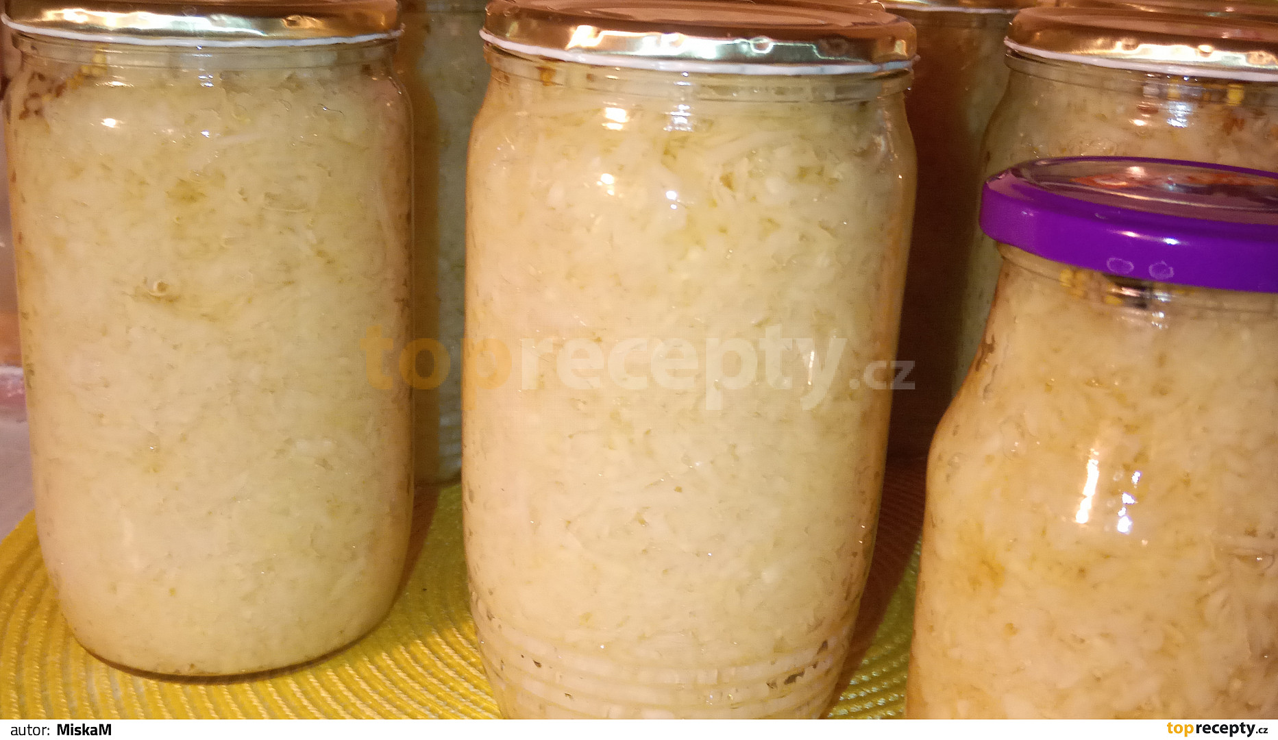 Sterilované bílé zelí recept - TopRecepty.cz