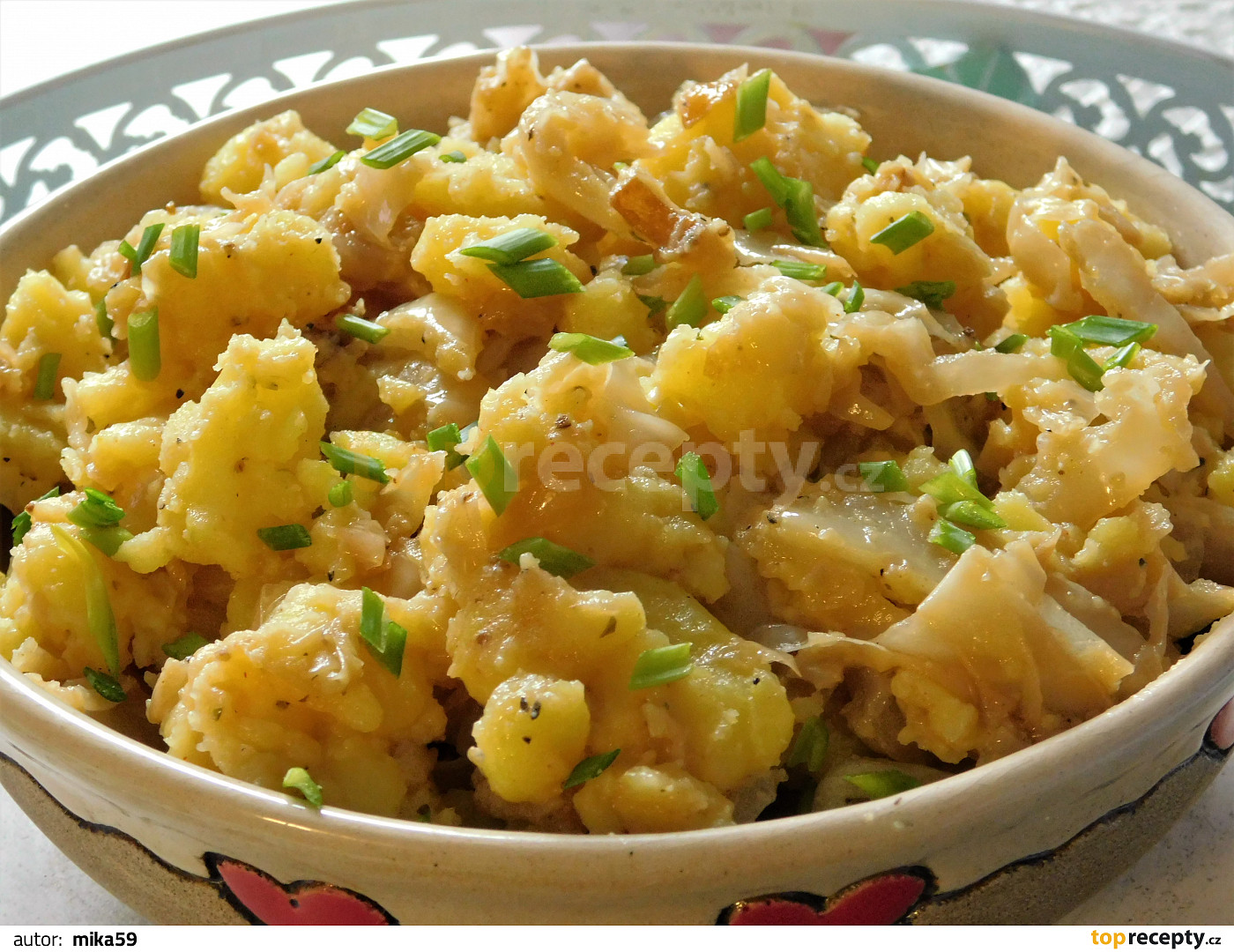 Šťouchané brambory se smaženým zelím recept - TopRecepty.cz