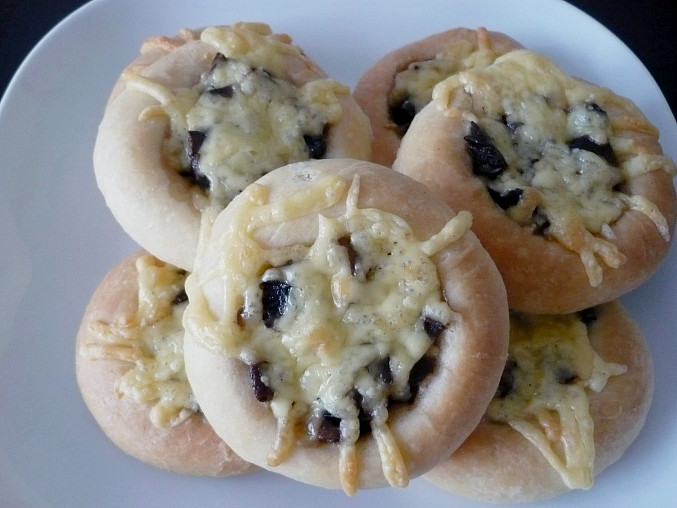 Slané tlačené koláče se žampiony a sýrem - TopRecepty.cz