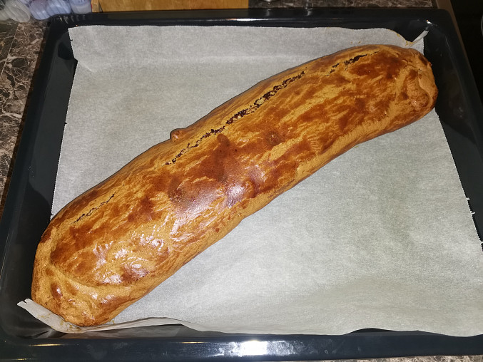 Sakrajda - perníkový závin s povidly a ořechy - TopRecepty.cz