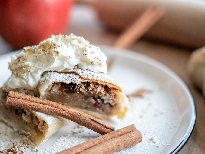 Jablečný štrúdl z domácího těsta - TopRecepty.cz