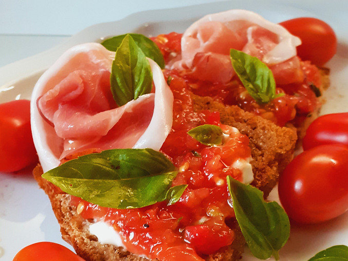 Letní topinka s rajčaty a bazalkou - TopRecepty.cz