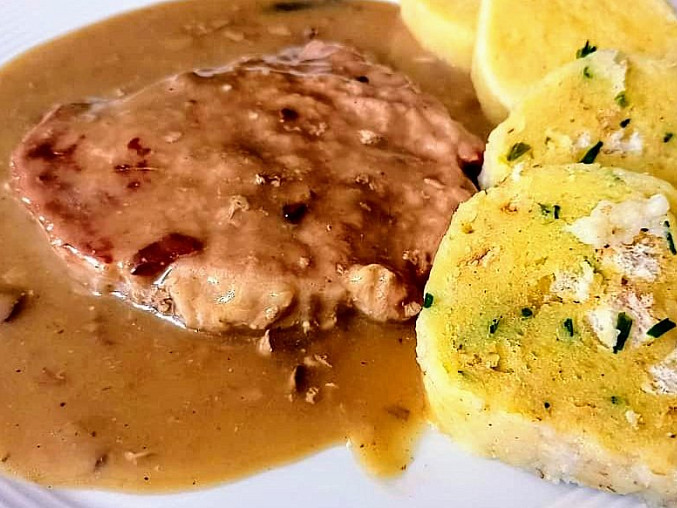 Vepřová kotleta na špeku a bramborový knedlík s rohlíkem - TopRecepty.cz